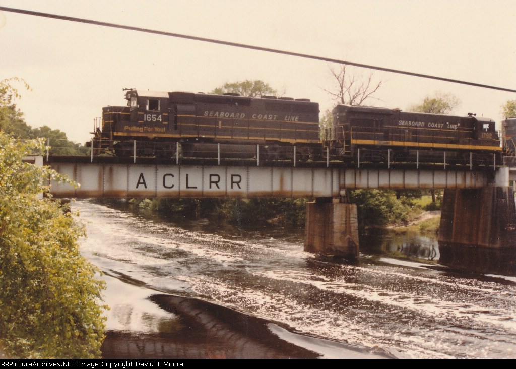 SCL 1654 crosses the Santa Fe River.